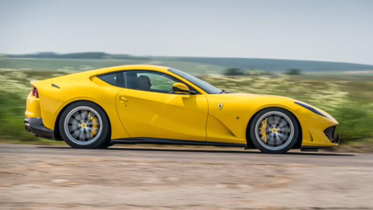 Ferrari 812 Superfast: Precio y Análisis en Qatar | Máxima Velocidad